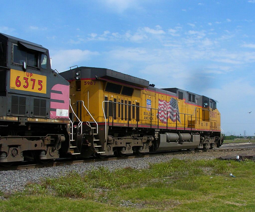 UP 5987 & UP 6375